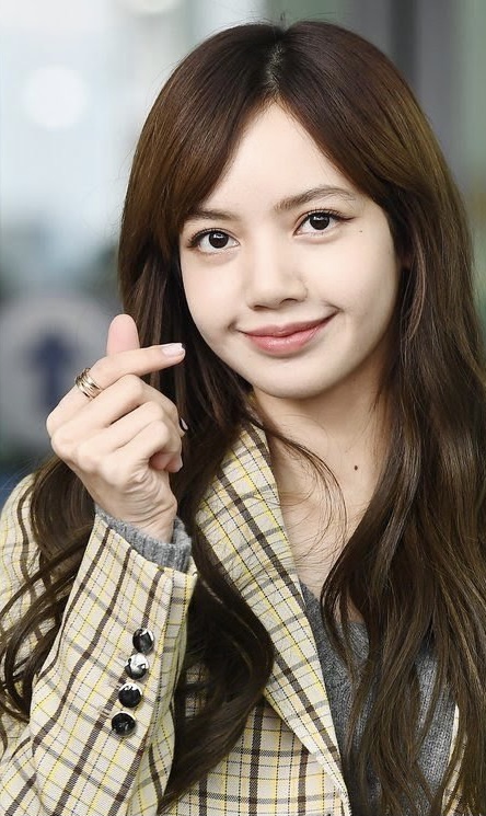 Lisa BLACKPINK và các mỹ nhân nổi tiếng trông thế nào nếu thiếu tóc mái?