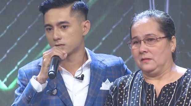 Lăng LD: Rapper quỳ gối trước mẹ khiến Rhymastic bật khóc