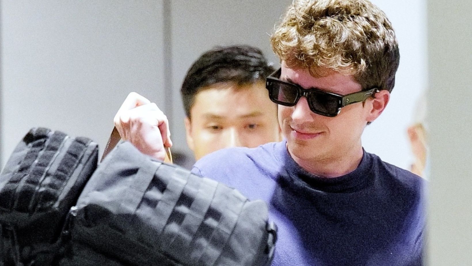 Charlie Puth tới sân bay Cam Ranh lúc nửa đêm, được đón đưa bằng dàn xe hộ