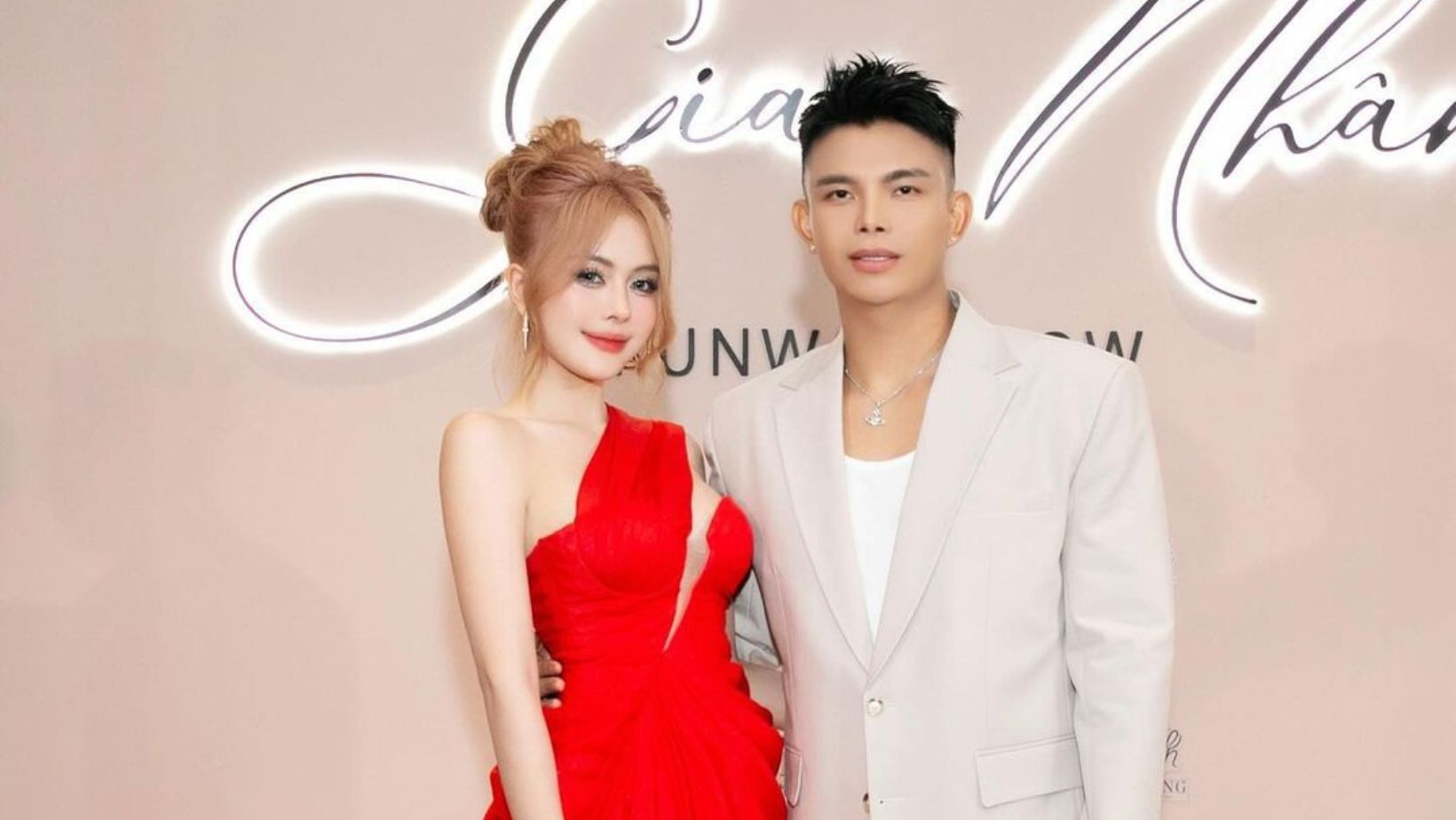 VÕ NỮ NGÂN HÀ: MỸ NỮ TIKTOK “CHIẾM SPOTLIGHT” TẠI SHOW CỦA NTK ĐỖ LONG