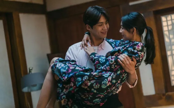 Hometown Cha Cha Cha tập 11: Dân làng 'bắt quả tang' Doo Sik hôn Hye Jin