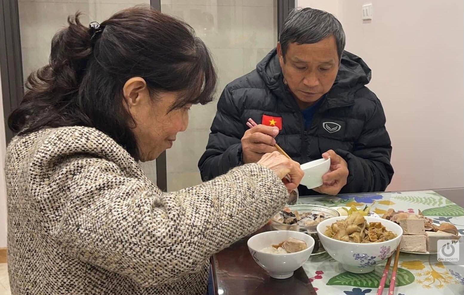 Hình ảnh HLV Mai Đức Chung ngồi ăn cơm với vợ gây xúc động